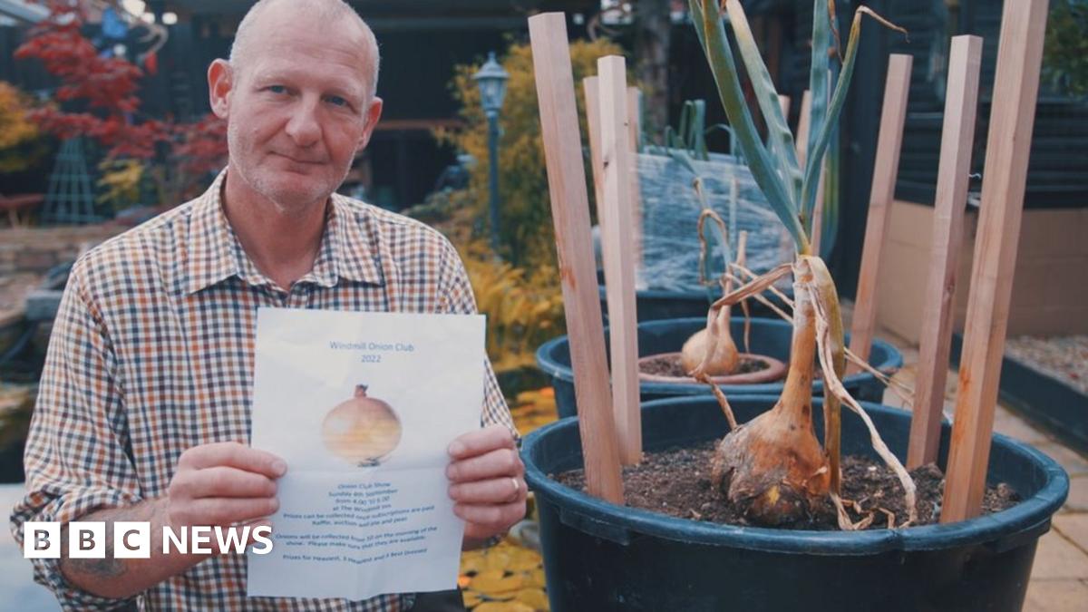 Stainsacre: Inside a competitive onion-growing club - BBC News