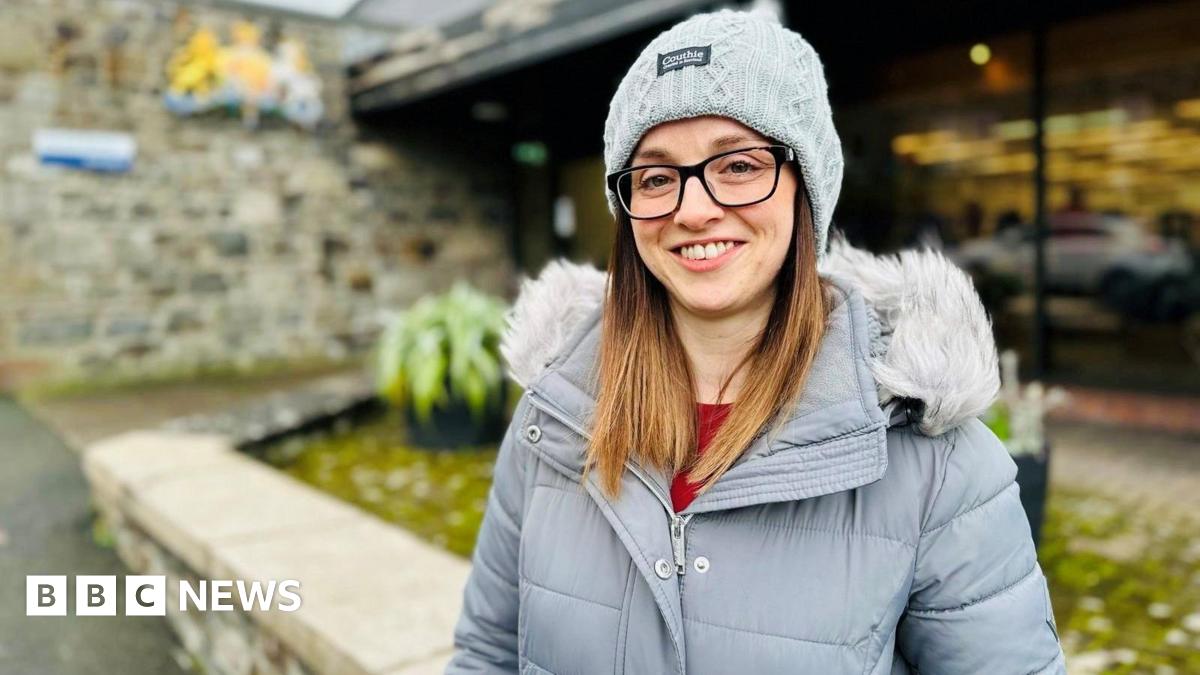 'Why spend £95,000 on our library in Macduff and then close it?' - BBC News