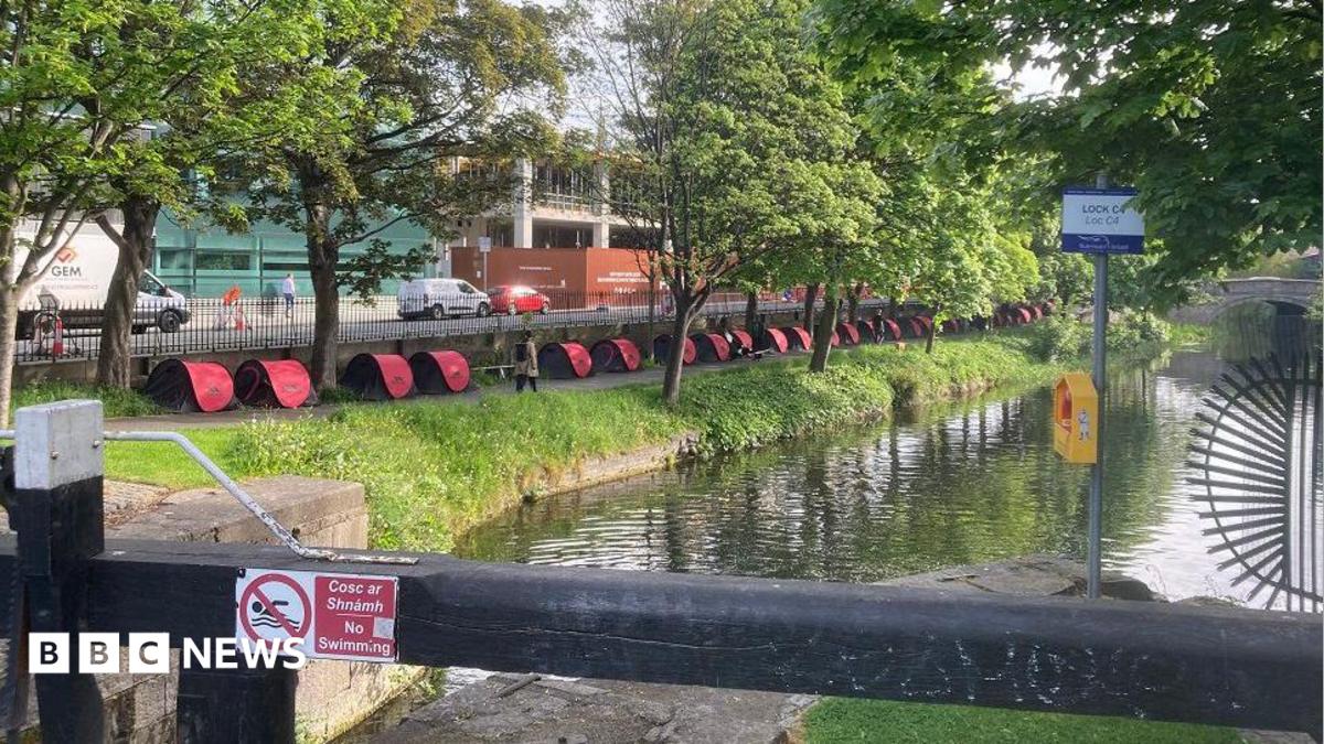 Dublin: Asylum seekers' tents back along Grand Canal - BBC News