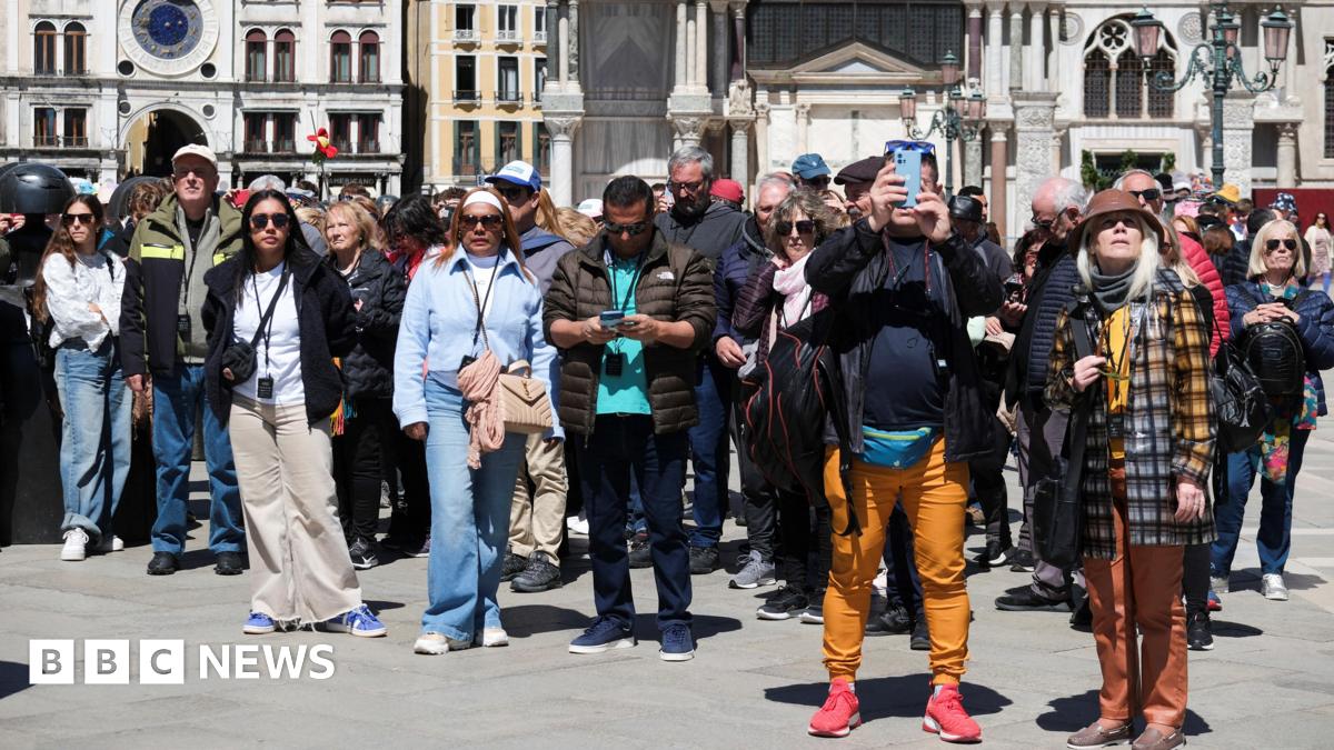 Venice extends €5 tourist entry fee to 2025 - BBC News