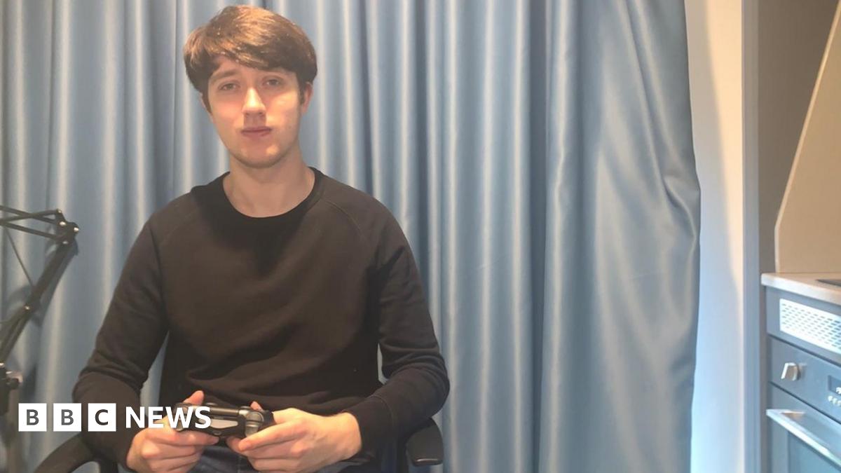 Loot boxes: I blew my university savings gaming on Fifa - BBC News