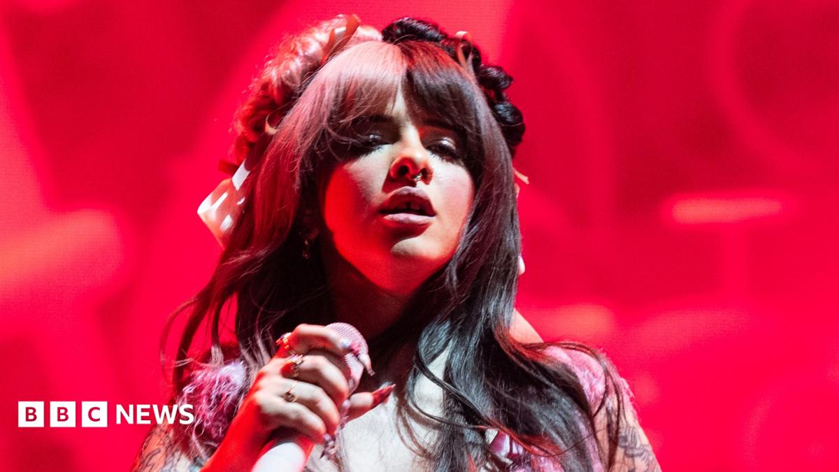 Melanie Martinez fan's meet-and-greet after Trilogy Tour no-show - BBC News