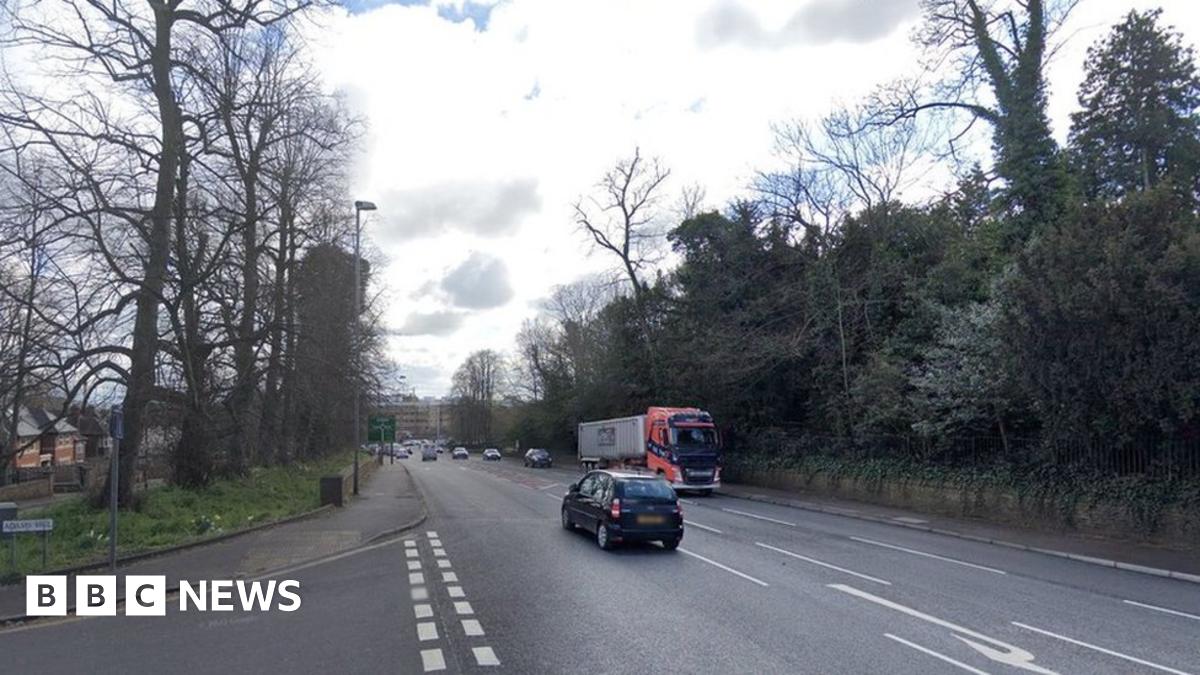 Nottingham: Pedestrian injured in crash near hospital - BBC News