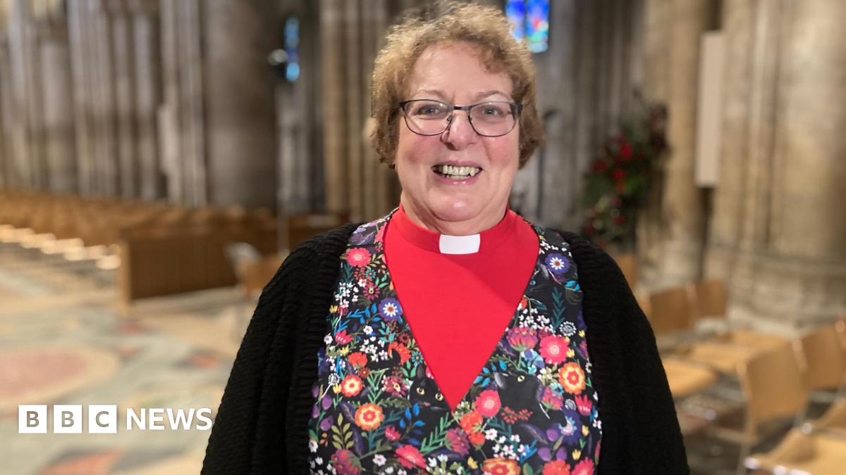 Women priests mark 30 years since the first ordinations in Ely - BBC News