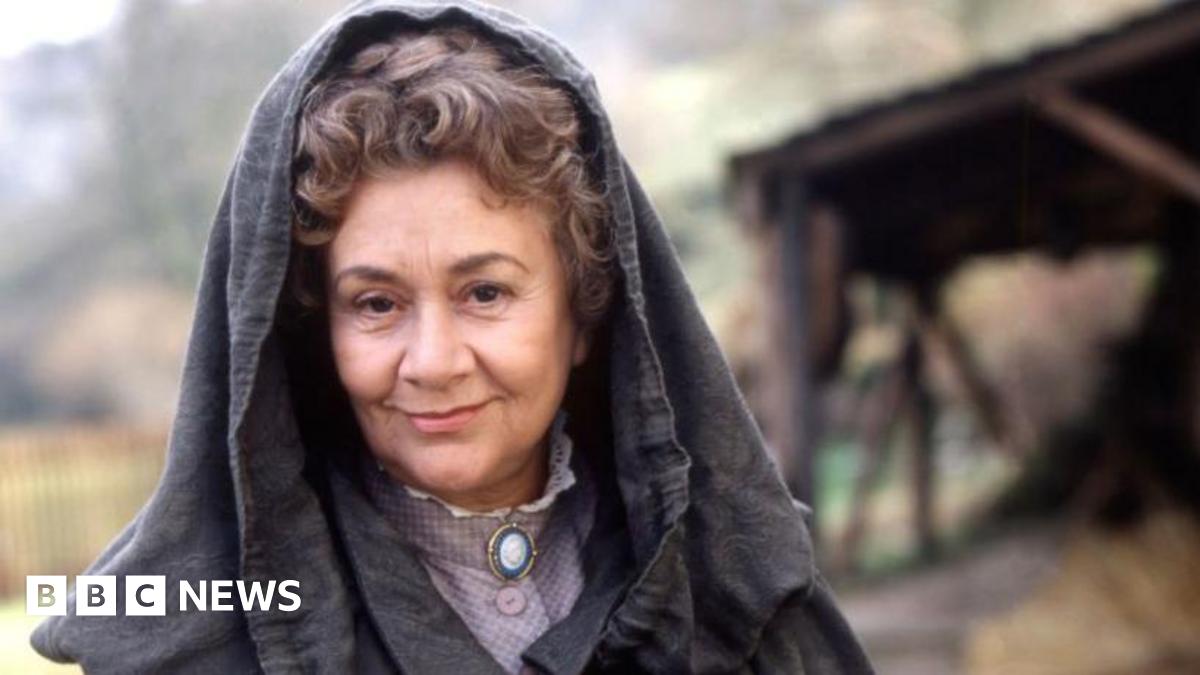 Dame Joan Plowright: Acting star whose first love was theatre - BBC News