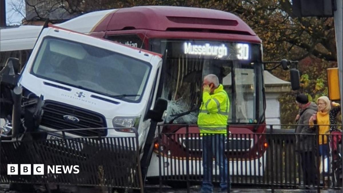 Bus and truck crash into traffic lights in Edinburgh - BBC News