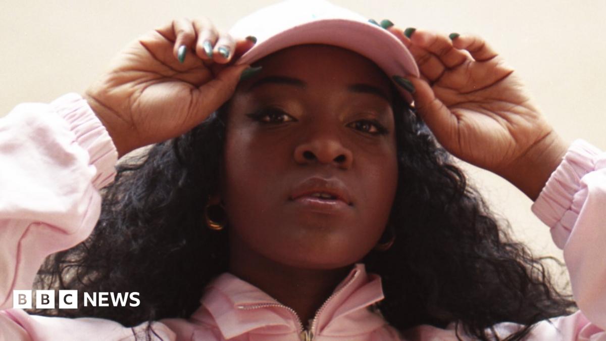Sound of 2017: Unsigned soul singer Ray BLK wins - BBC News