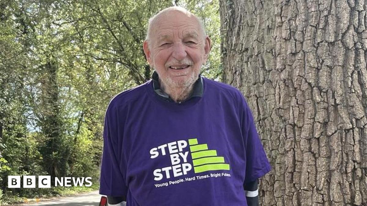 Surrey: Blind veteran sets off on 100-mile Normandy charity walk - BBC News