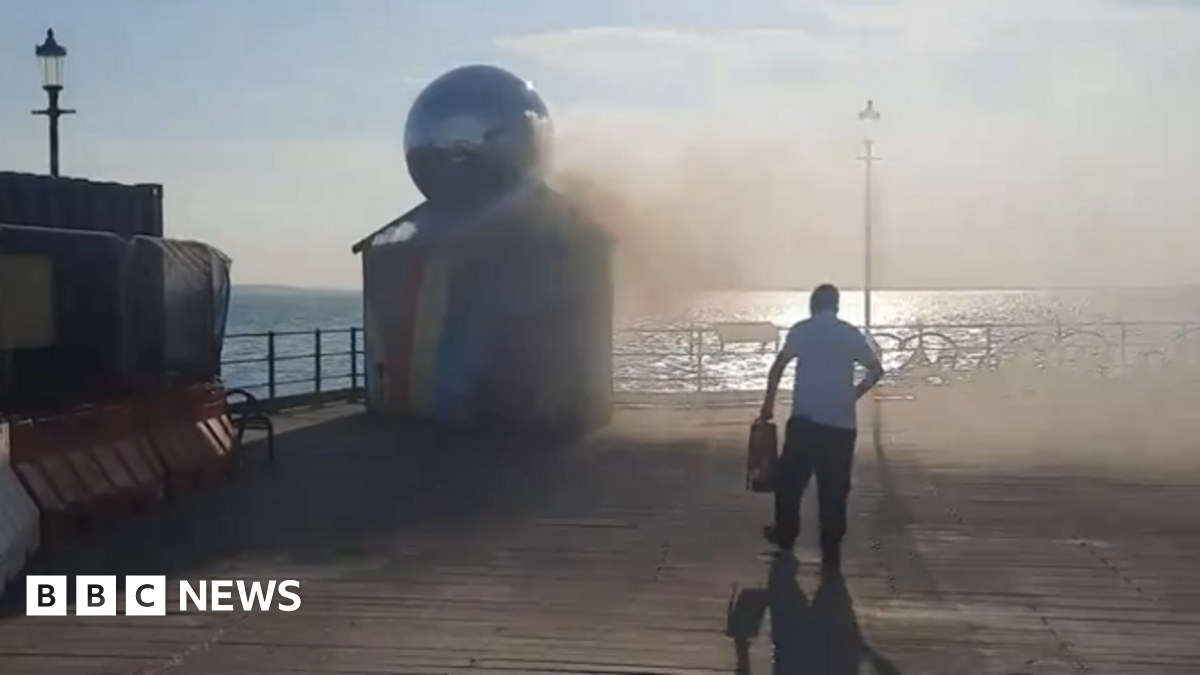 Southend Pier staff praised for quick response to beach hut fire - BBC News