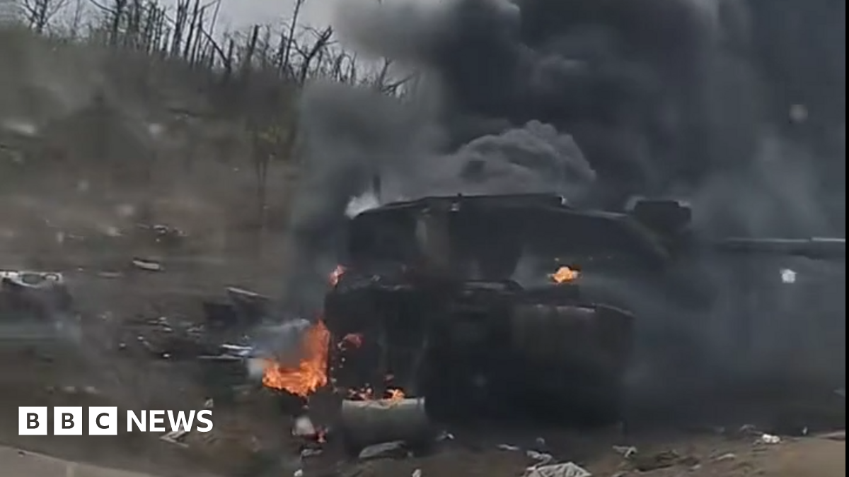British Challenger 2 tank hit in Ukraine - BBC News