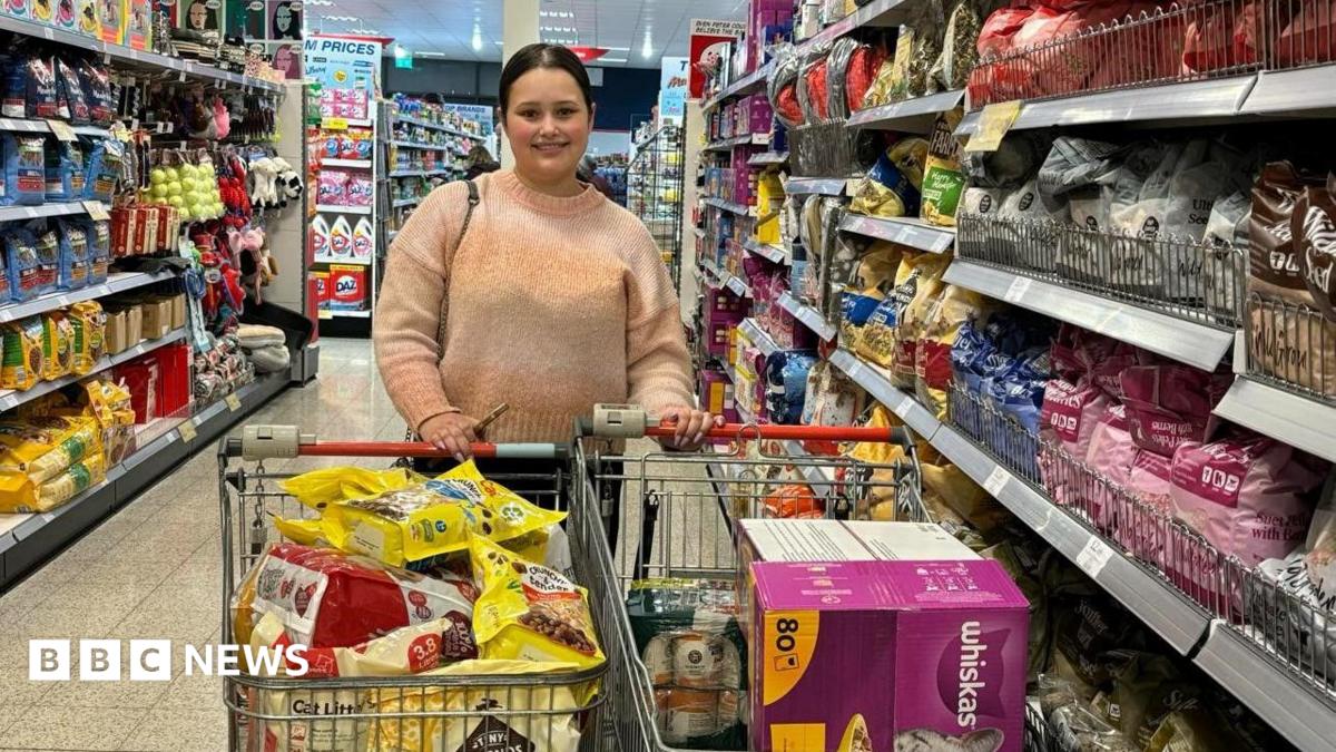 Northumberland pet food bank to open hubs in Blyth and Newcastle - BBC News