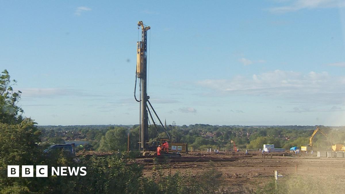 Glen Parva: Complaints over 'intrusive' piling work noise - BBC News