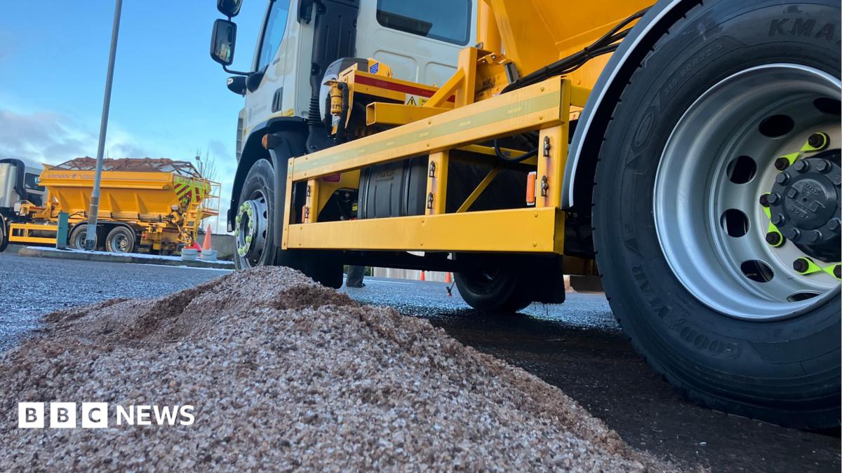 Reading's 24-hour gritting operation keeping roads clear - BBC News