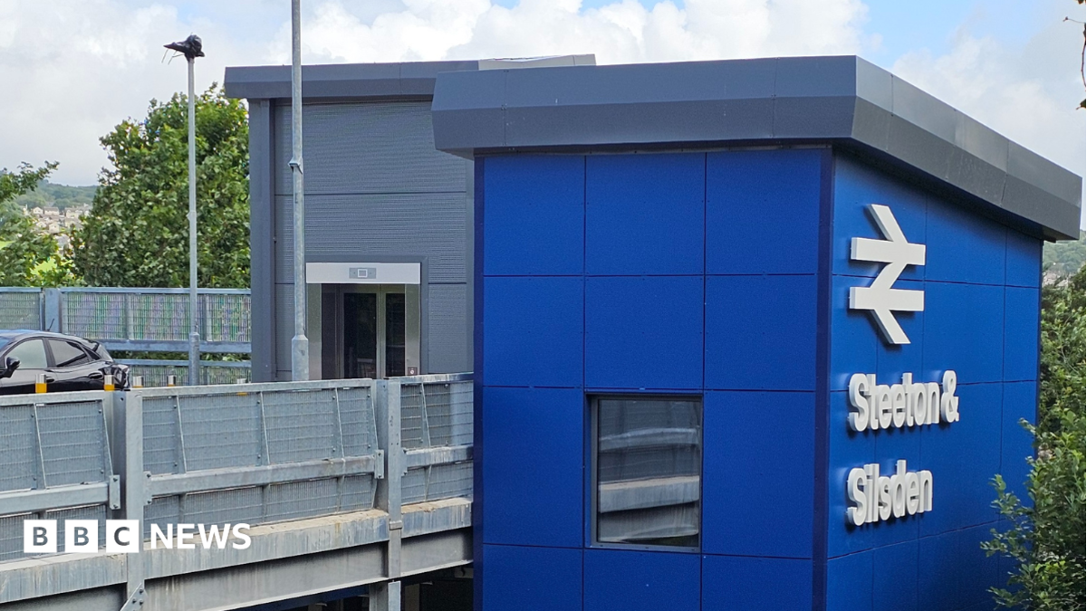 Steeton and Silsden station's new multi-storey car park opens - BBC News