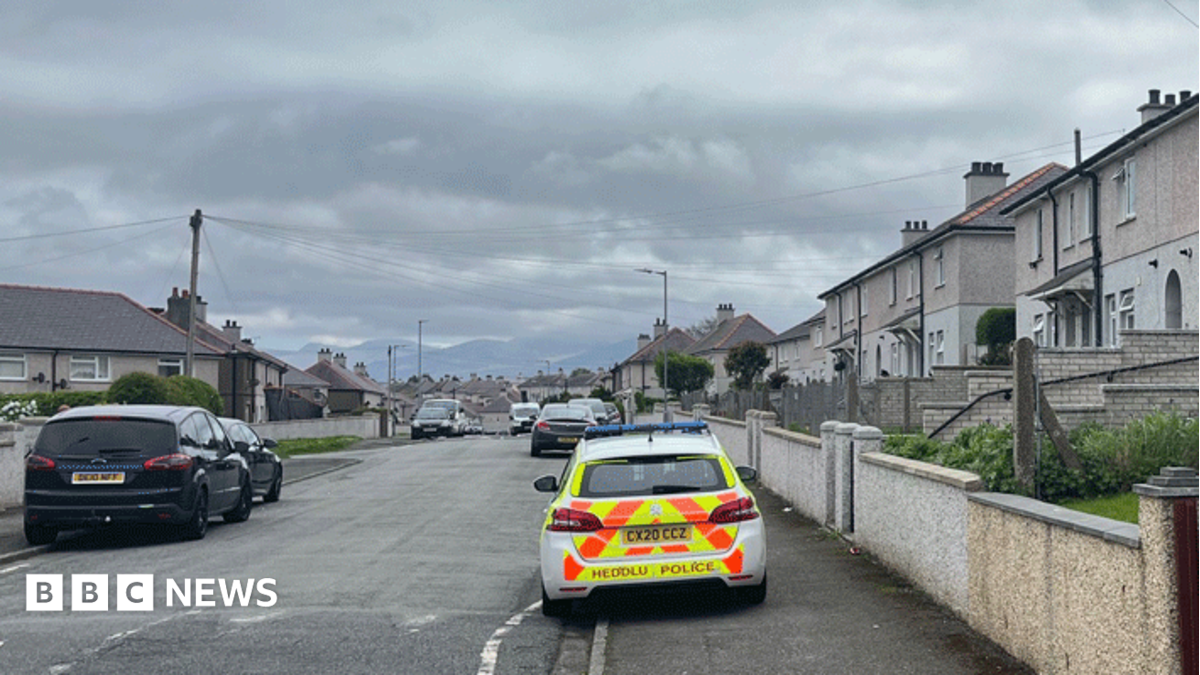 Caernarfon: Man's death 'not suspicious', police say - BBC News