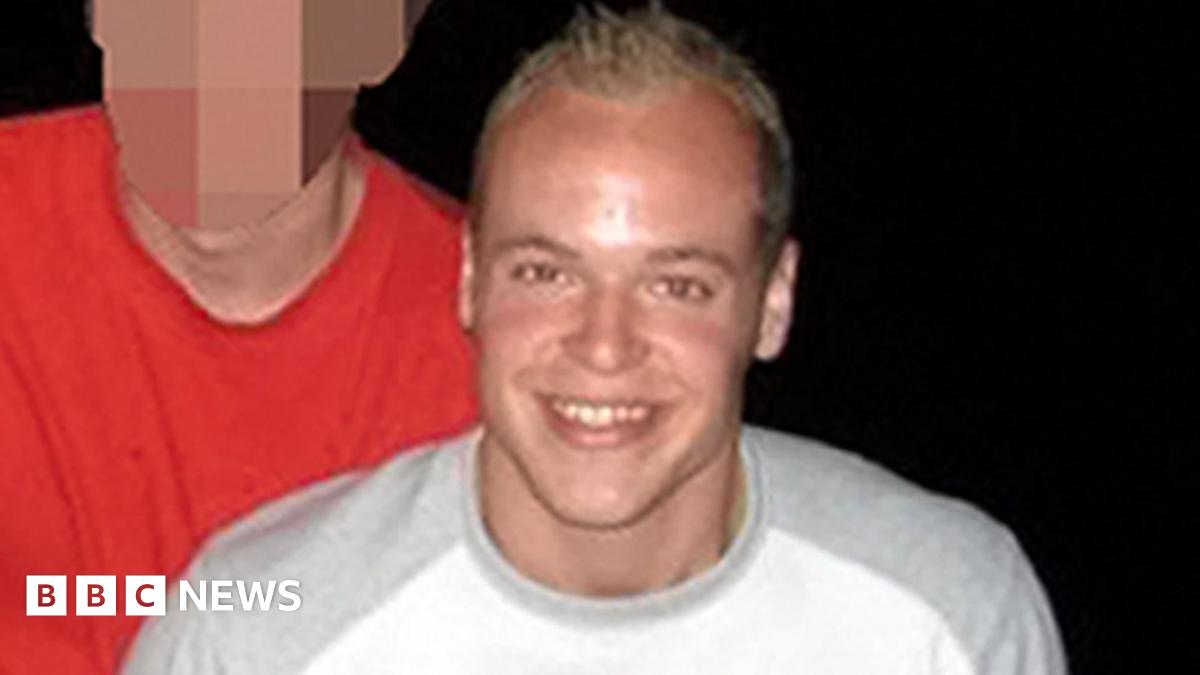 Man dies charging iPhone while in the bath - BBC News