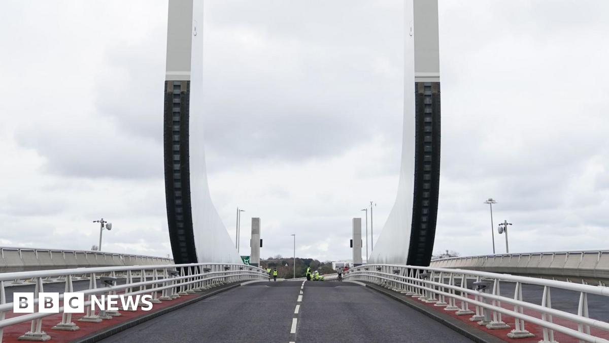 Gull Wing bridge in Lowestoft reopens after technical fault - BBC News