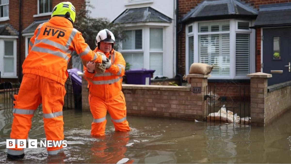 Hitchin: Residents hit by floods call for urgent remedial action - BBC News