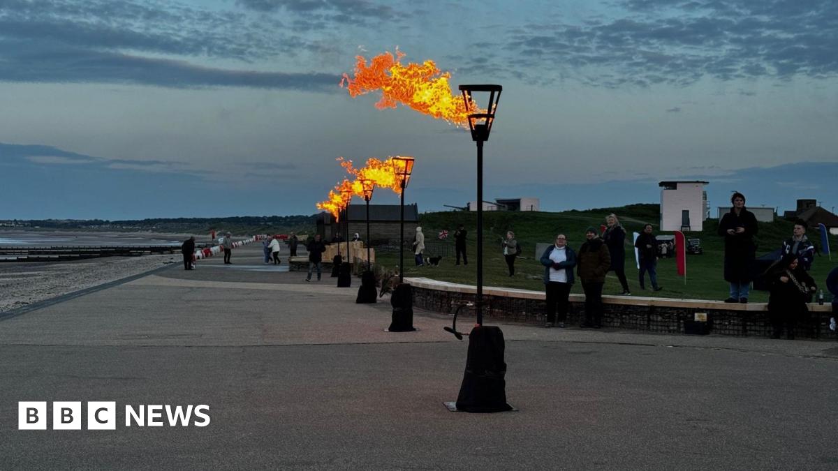 Northumberland wartime coastal site holds D-Day event - BBC News