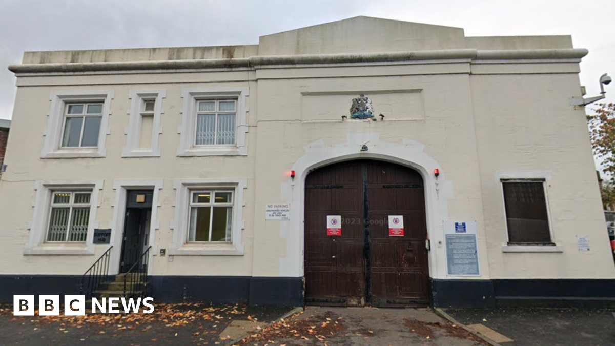 Preston prison officer who smuggled phones and drugs for inmate jailed ...