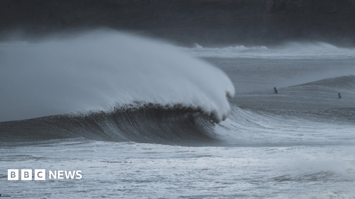 North Devon surfers mark world status for area - BBC News