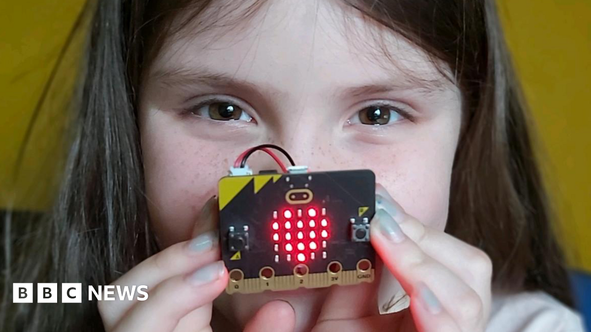 Micro Bit mini-computer gets new update - BBC News