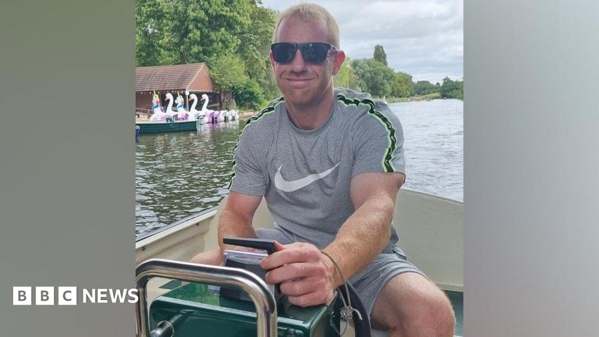 Banbury: Tribute to 'amazing dad' who died in roundabout crash - BBC News
