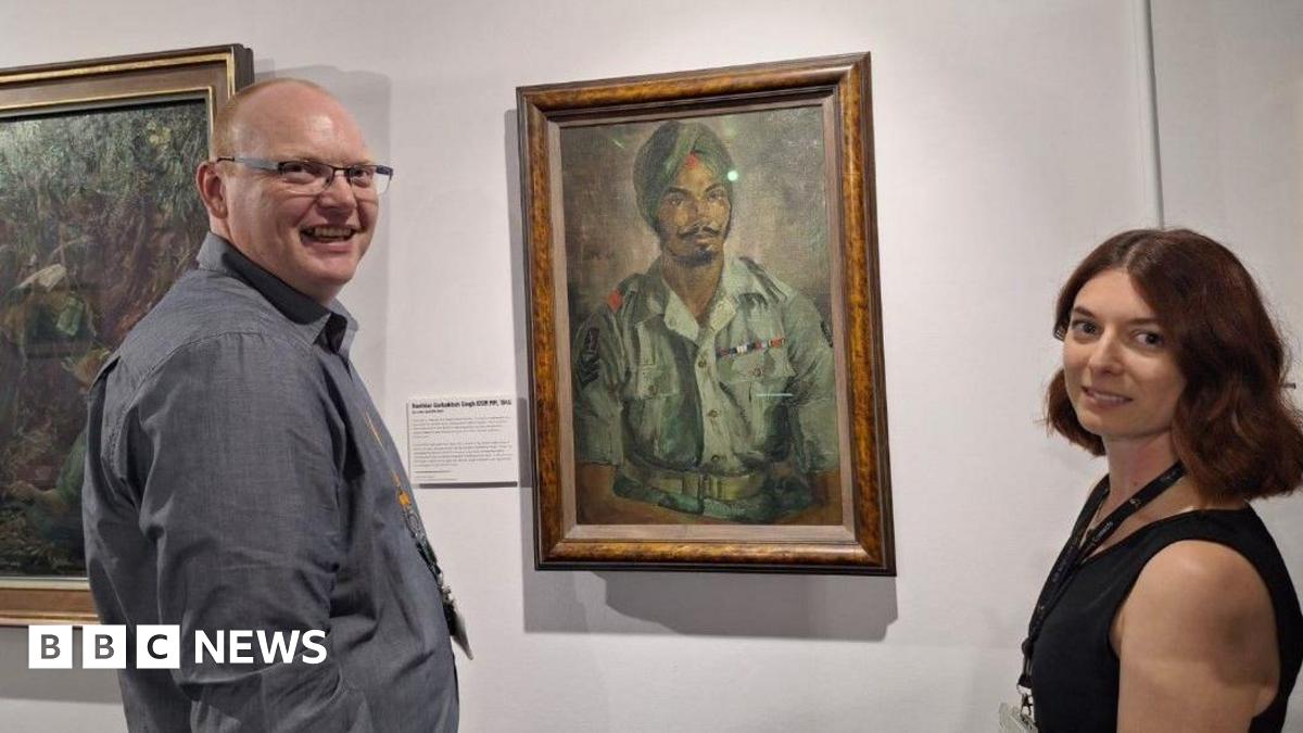Work by official WW2 artist from Swindon goes on display - BBC News