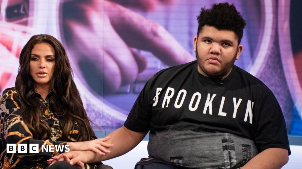 Met officers admit sharing offensive messages about Harvey Price - BBC News