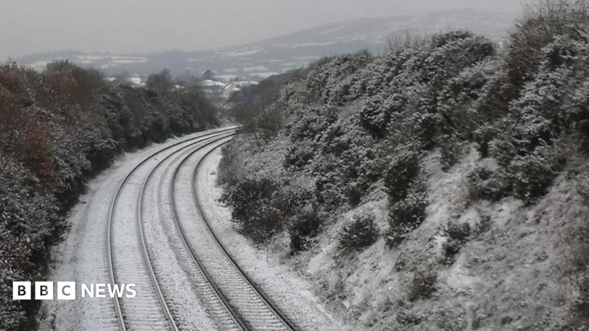 Some schools in Devon affected by snow and ice - BBC News