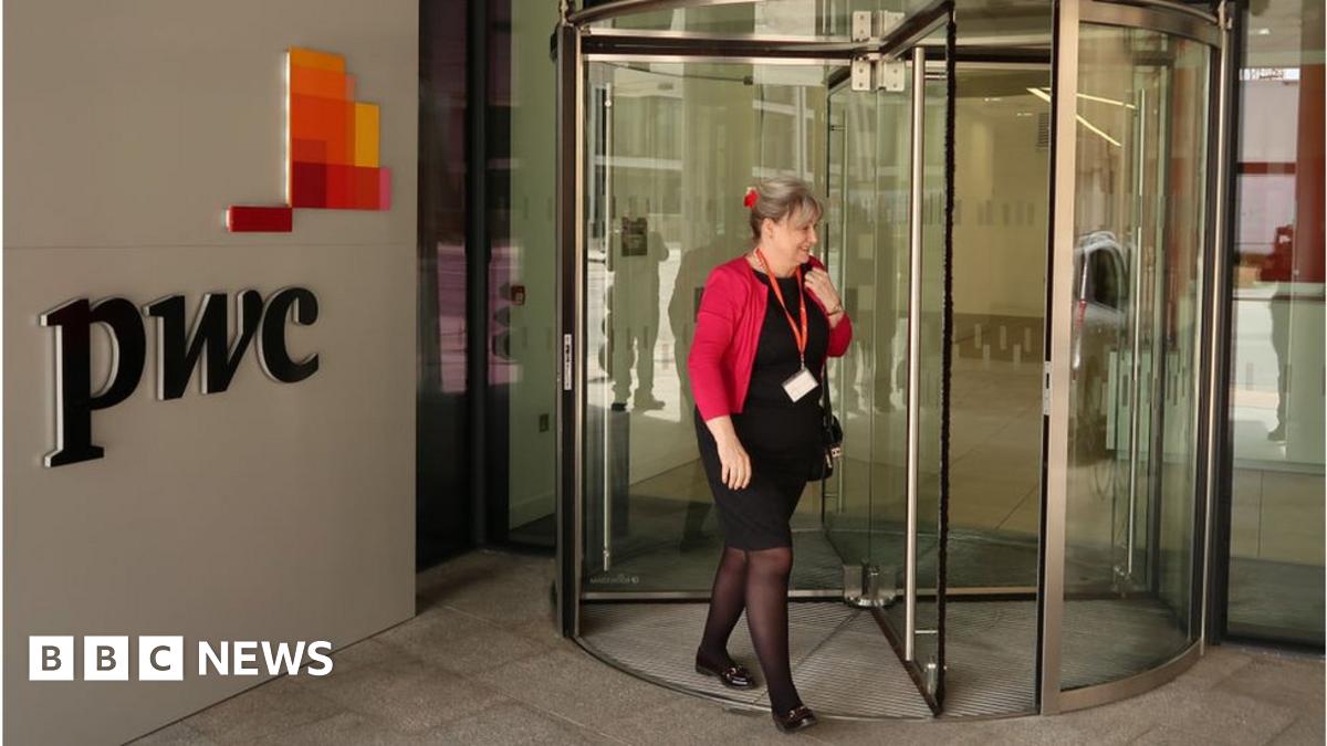 PwC tells new staff they can choose what hours to work - BBC News