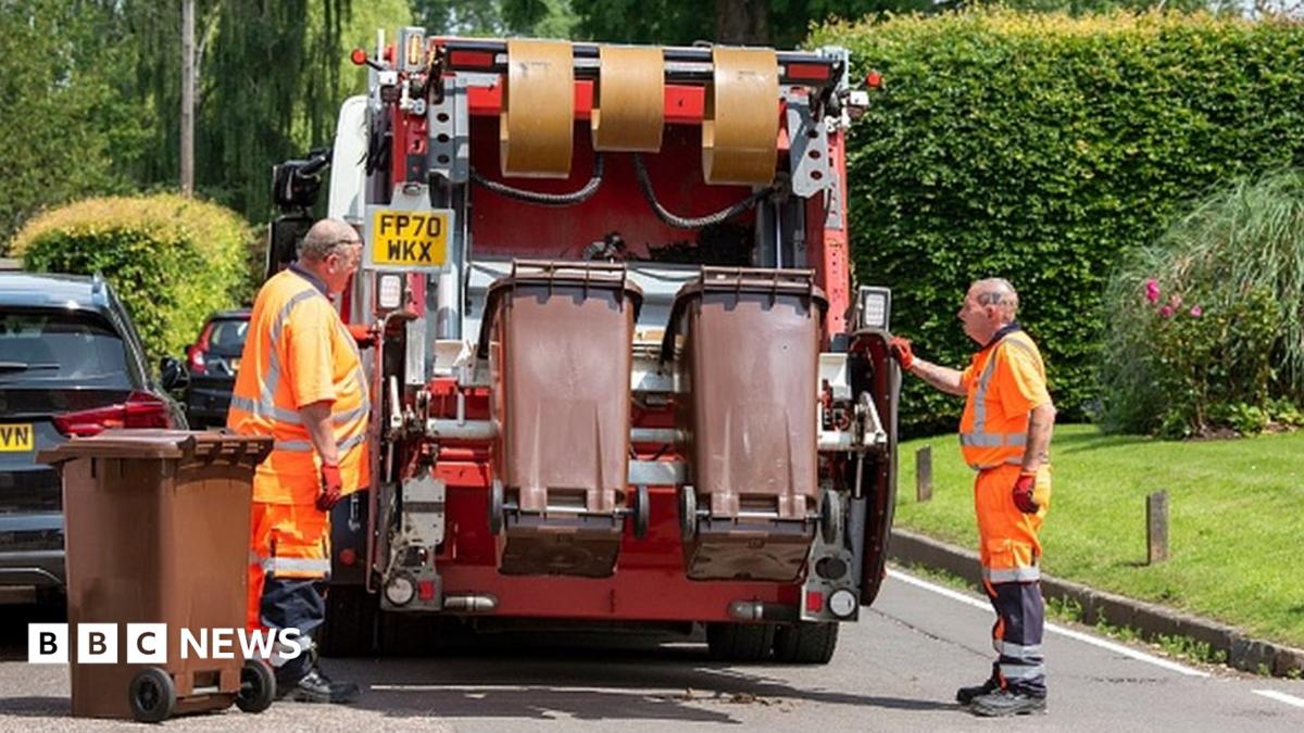 Recycling reforms see separate food waste bins for England - BBC News