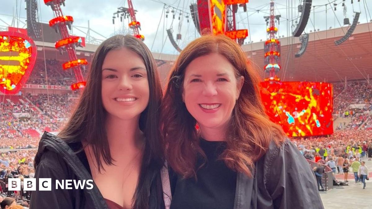 Stranded Ed Sheeran fans taken to Sunderland concert by PC - BBC News