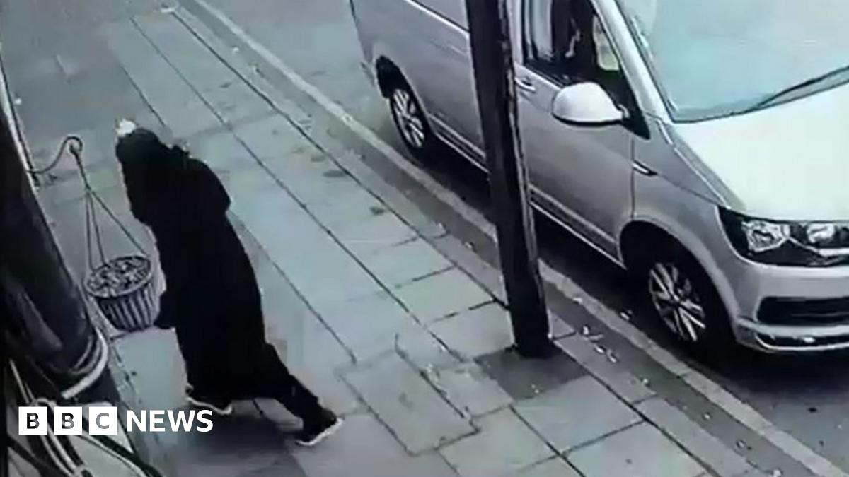 Burka-wearing burglars target house in Leicester - BBC News