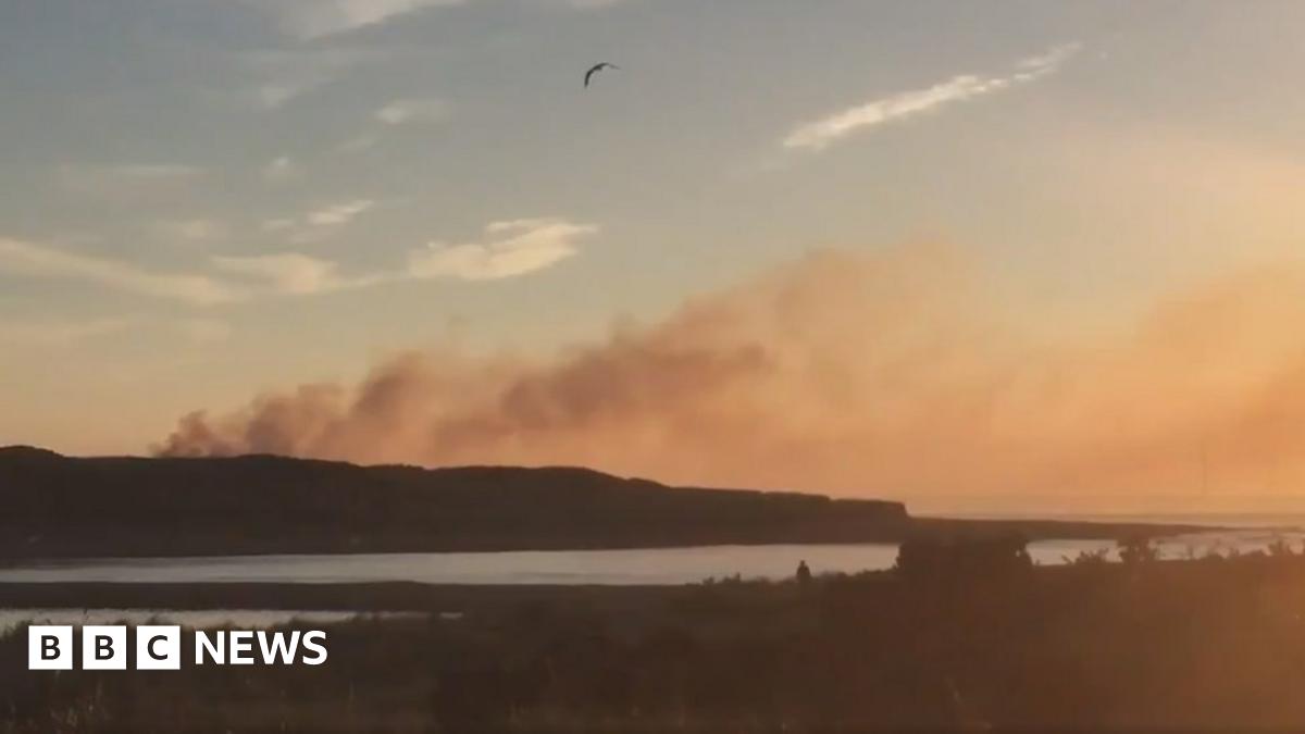 Fire crews battle Aberdeen wildfire - BBC News