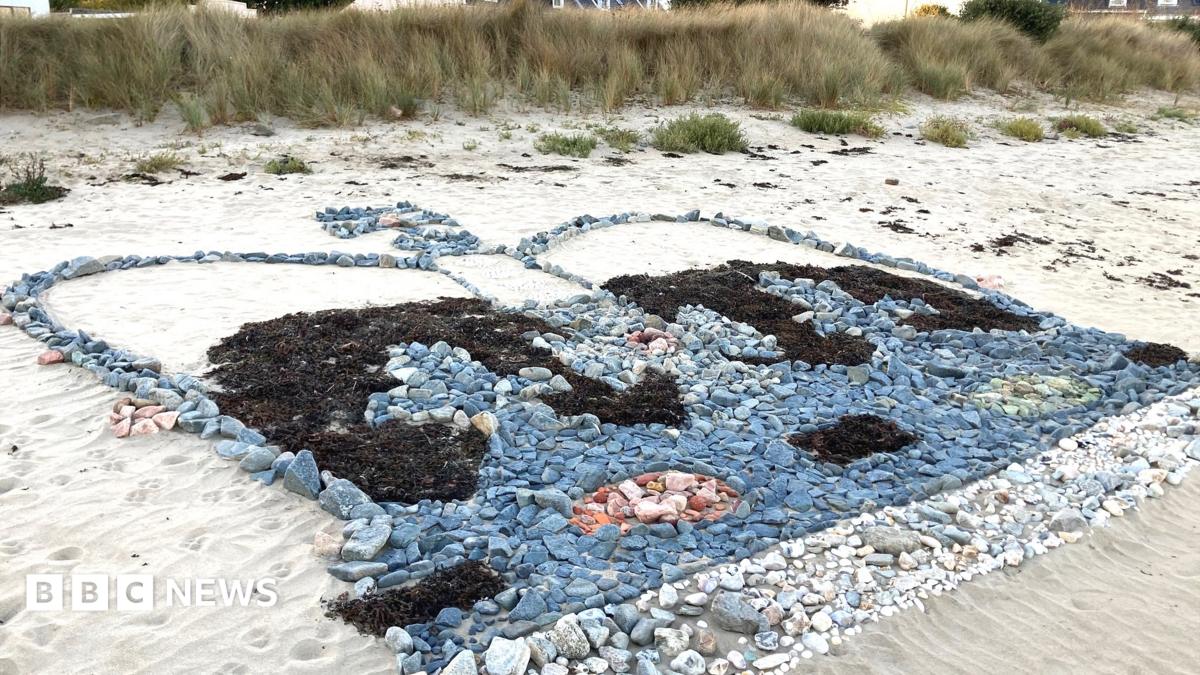 Giant crown beach art pays tribute to the Queen - BBC News