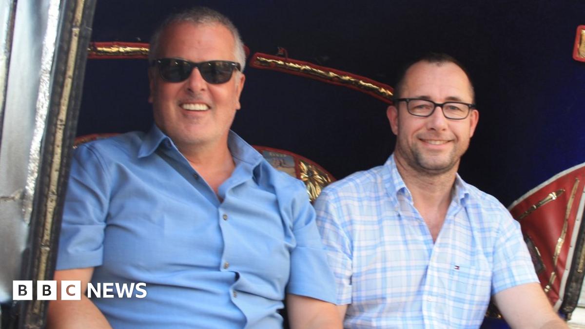 Seriously ill wait more than hour for ambulance - BBC News