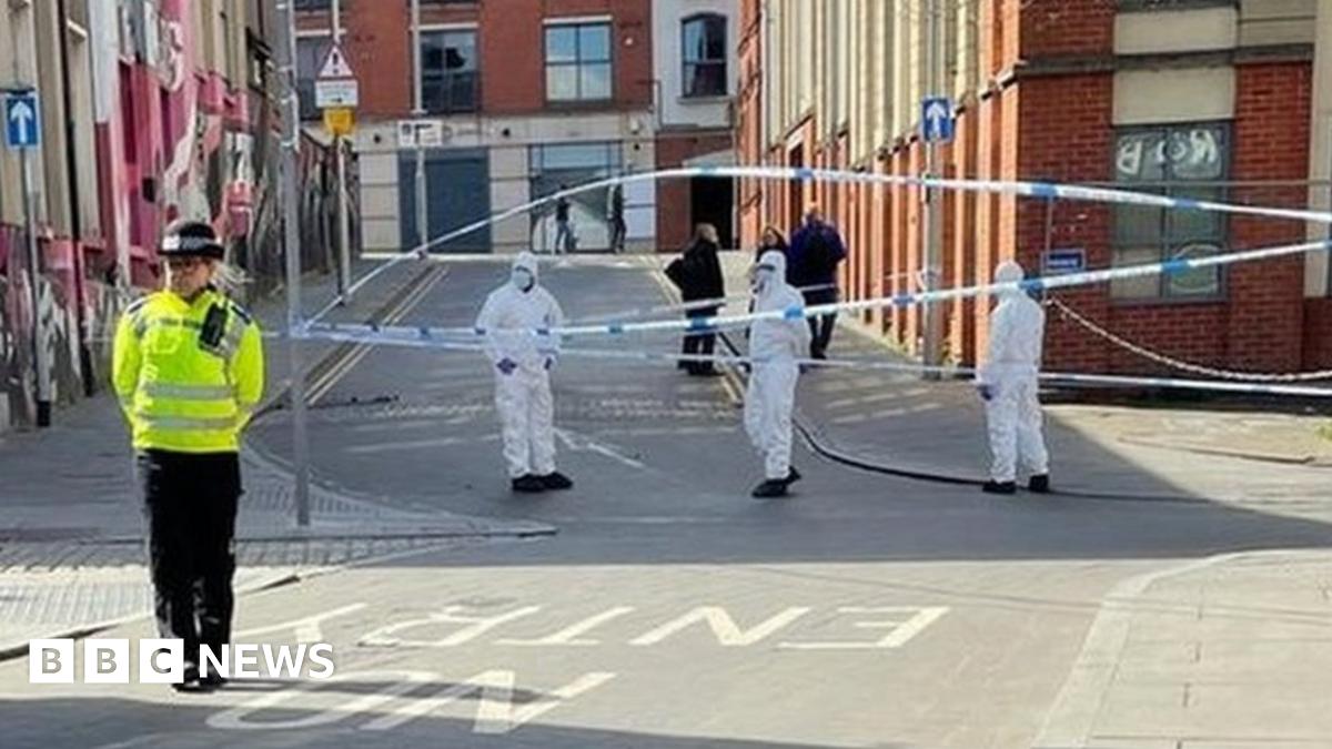 Man collapses and dies after Nottingham street attack - BBC News