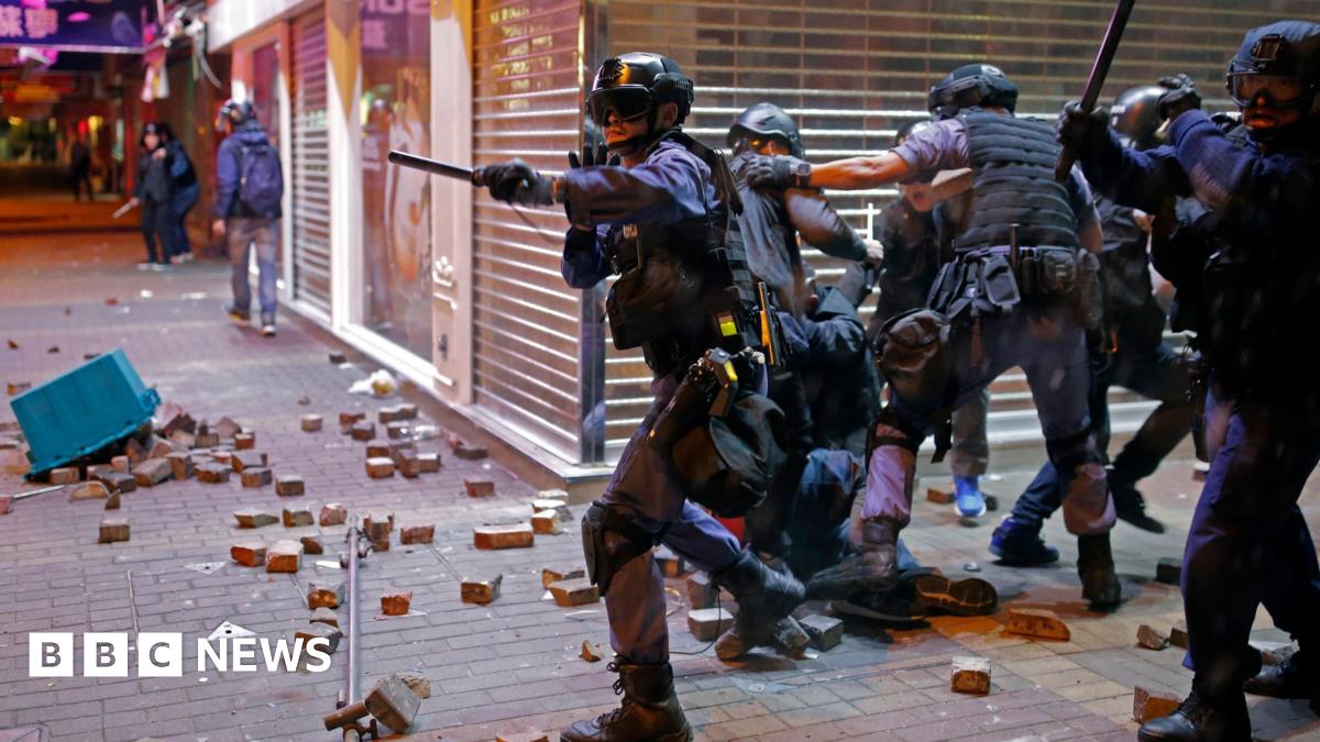 Hong Kong to investigate police warning shots at clashes - BBC News