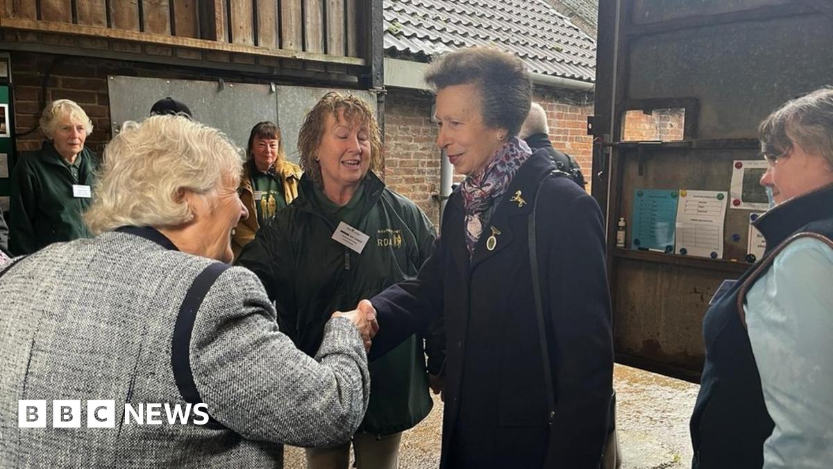 Leicestershire: Princess Anne opens new track at riding school - BBC News