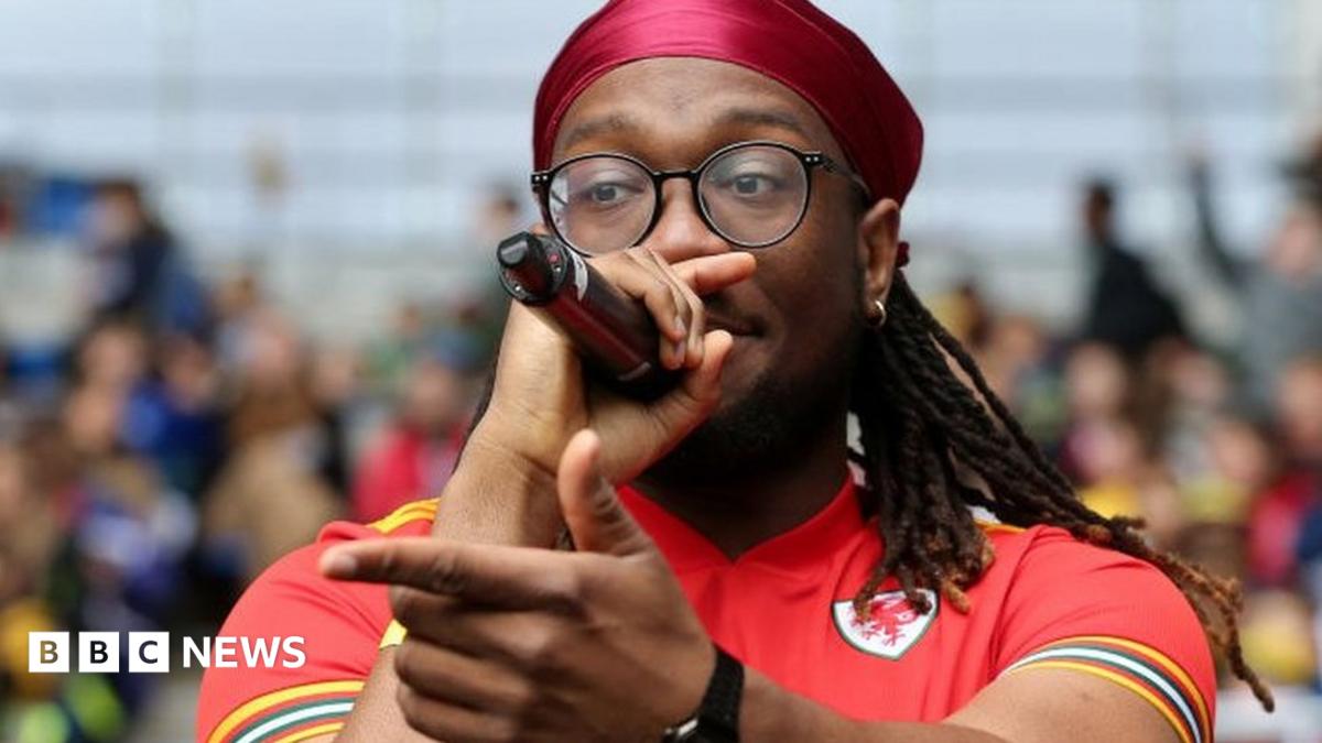 Mace the Great and Sage Todz record track about S4C photo mix-up - BBC News