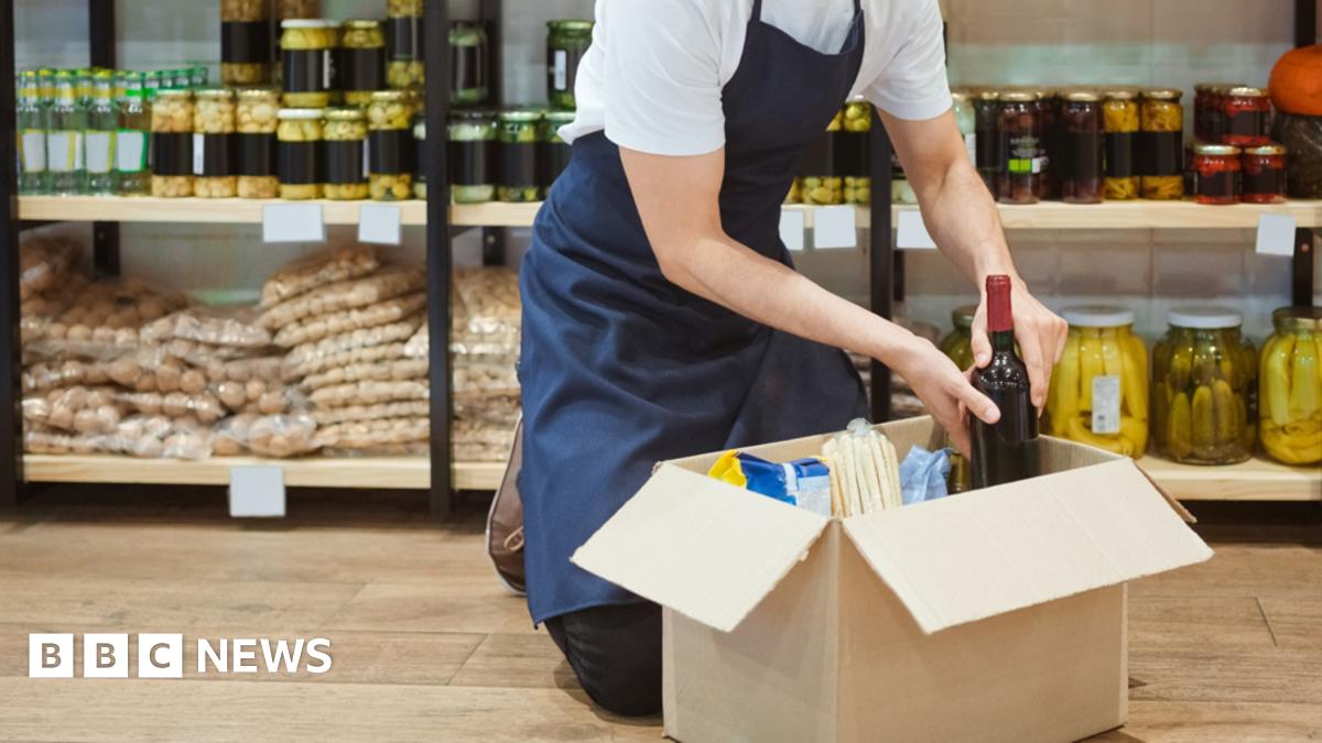 UK shop workers ‘targets’ as abuse and attacks soar - BBC News