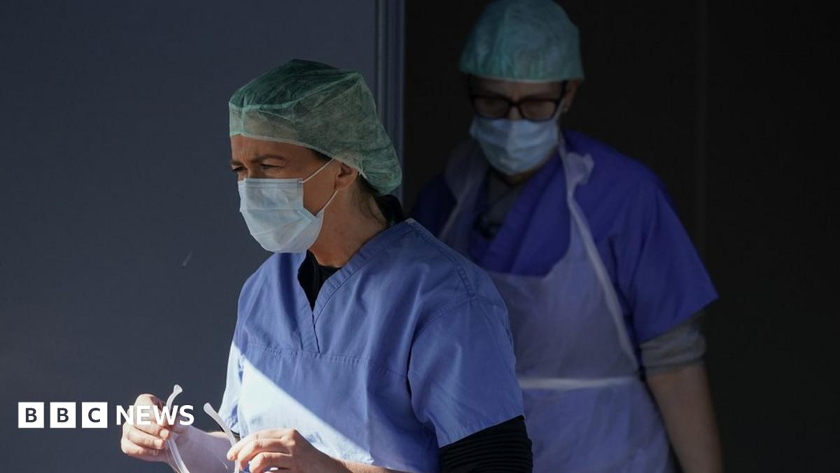 Coronavirus: Front-line NHS staff 'at risk of PTSD' - BBC News