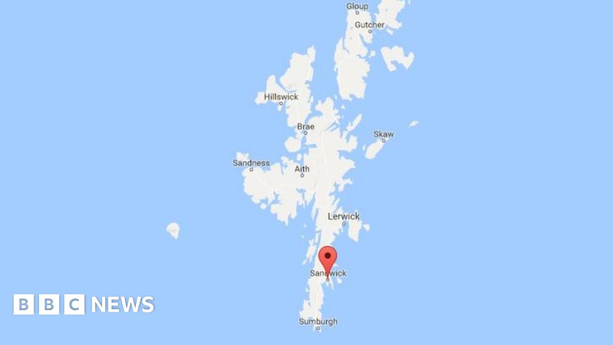 Fisherman rescued after creel boat runs aground - BBC News