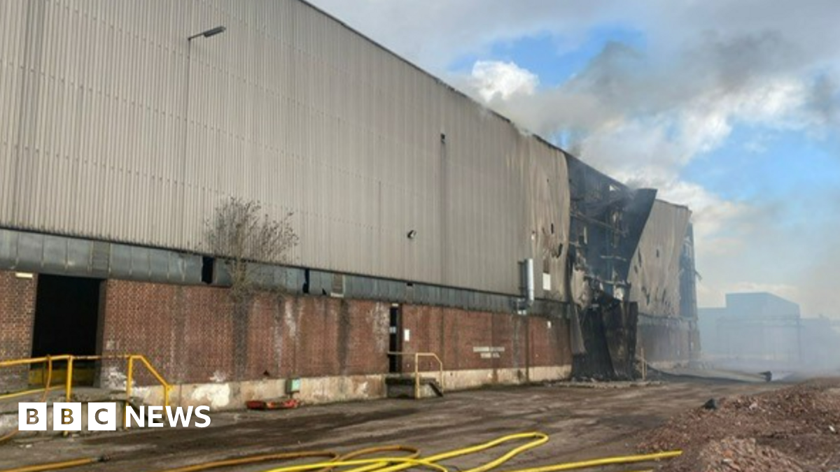 Crews tackle large fire on Telford industrial estate - BBC News