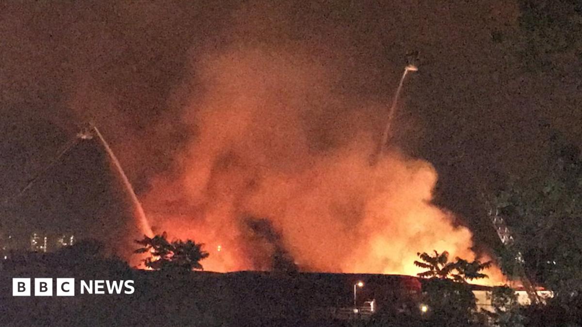Battersea industrial estate hit by major fire - BBC News