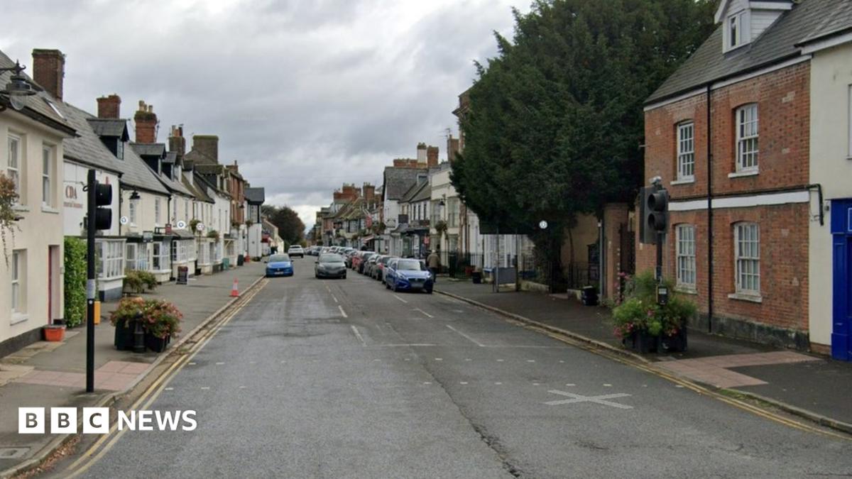 Swindon: Teen stabbed by group of attackers with weapons - BBC News