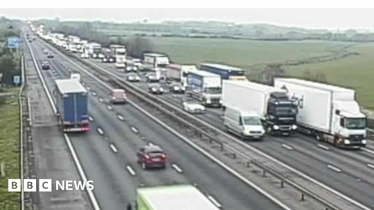 M5 traffic: Motorway reopens after lorry crashes - BBC News