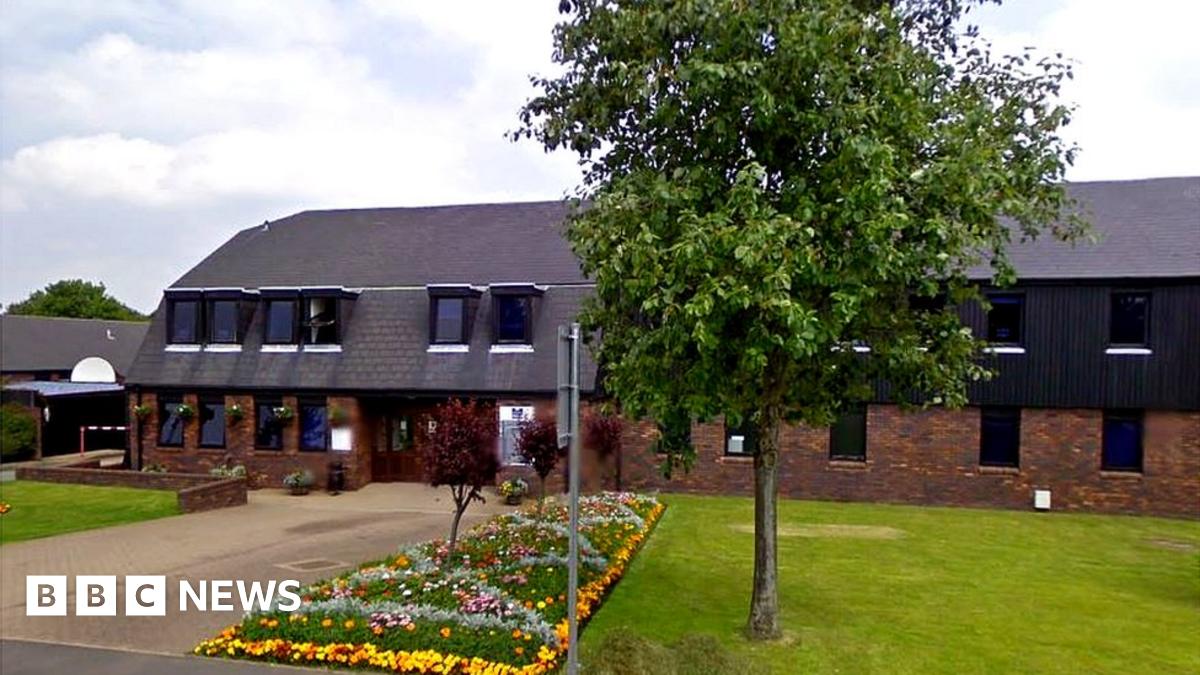 'Violent' inmate Carl Siddall absconds from jail - BBC News