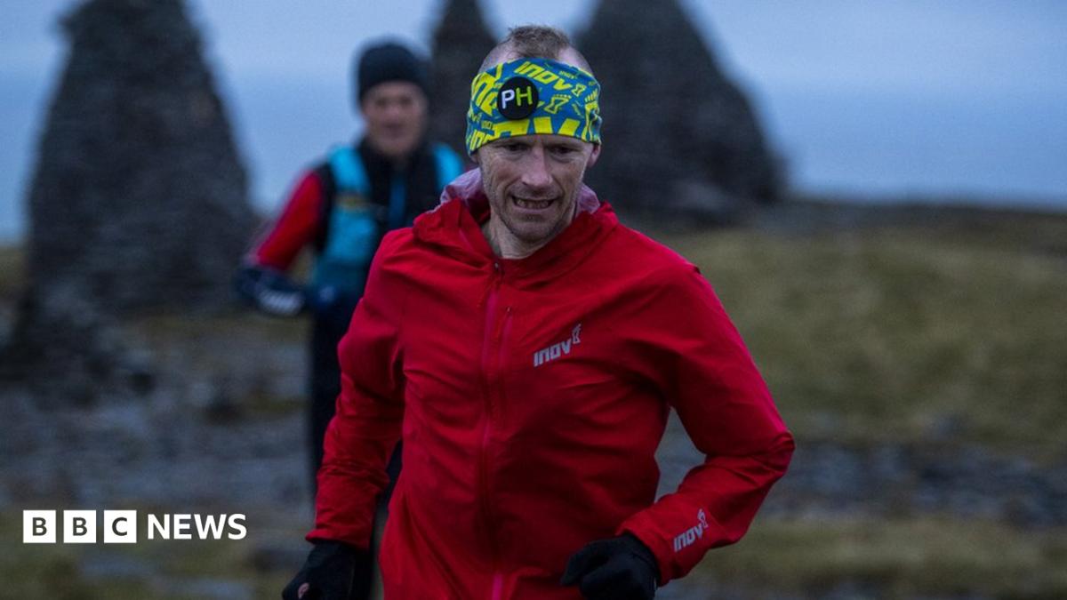Gloucestershire runner breaks Coast to Coast record - BBC News